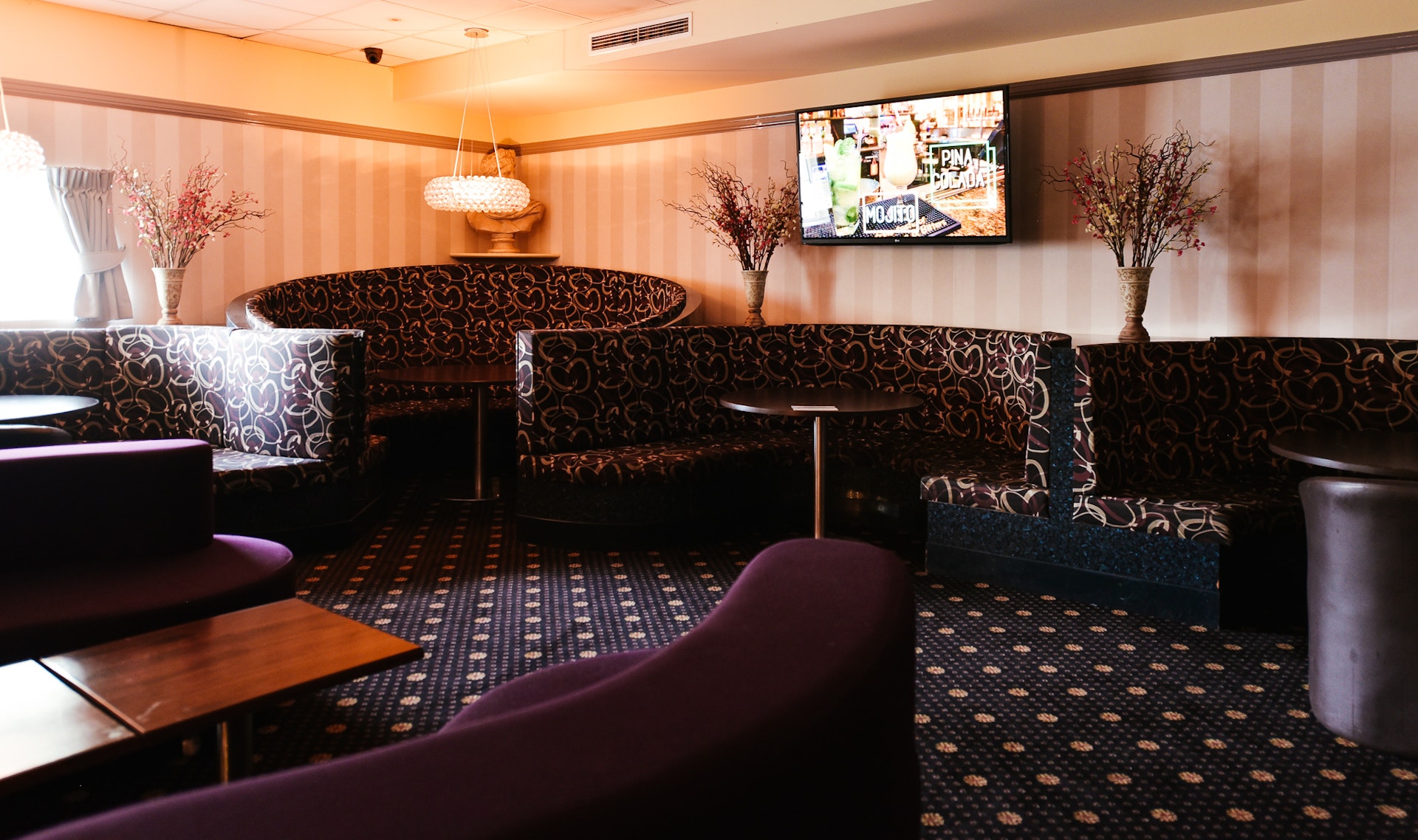 Cocktail Lounge - Isa Hotel